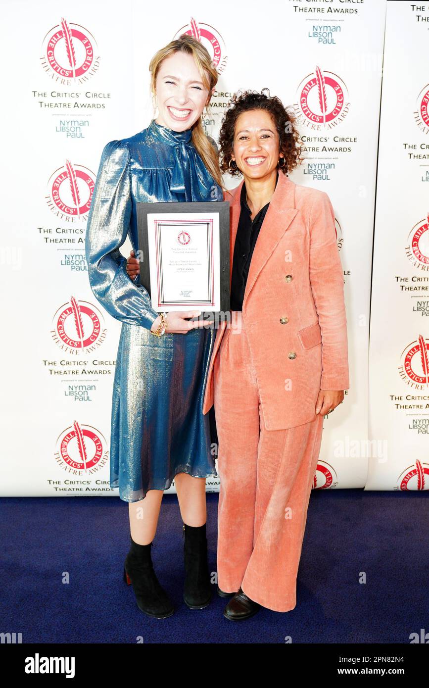 Samira Ahmed (rechts) mit Lizzie Annis, Gewinnerin des ...