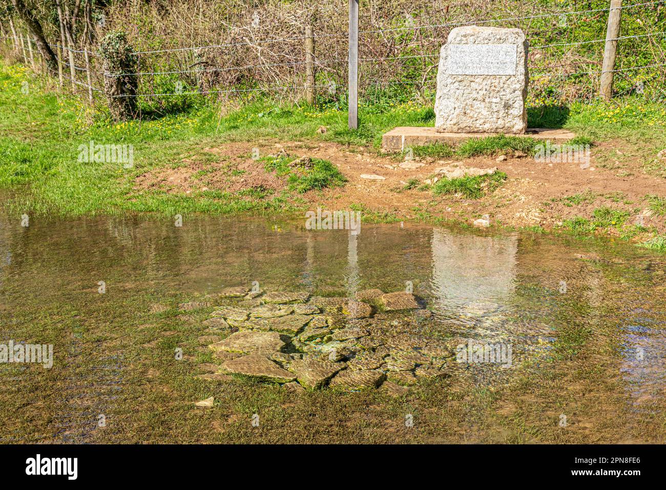Der Stein, der die Quelle der Themse bei Thames Head in den Cotswolds ...