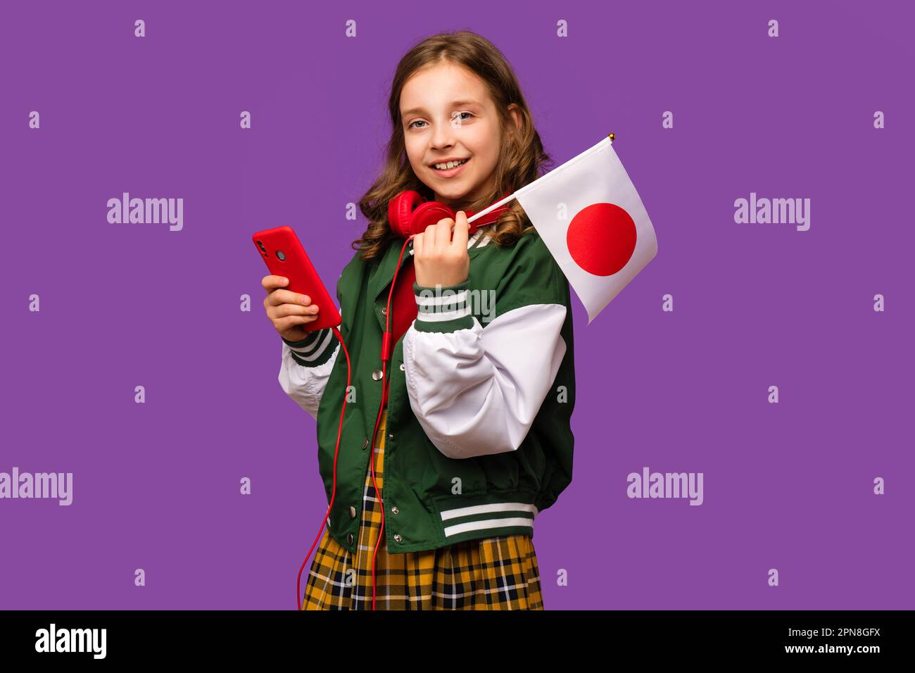 Das Schulmädchen hat eine kleine japanische Flagge. Teenager in ...