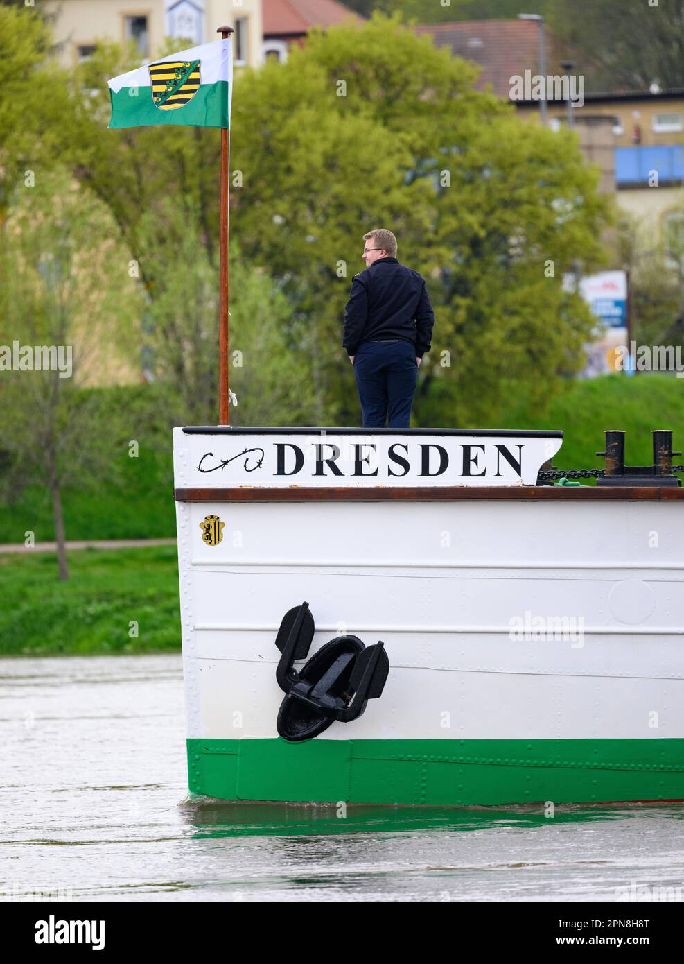 17. April 2023, Sachsen, Meißen: Der historische Paddeldampfer „Dresden ...