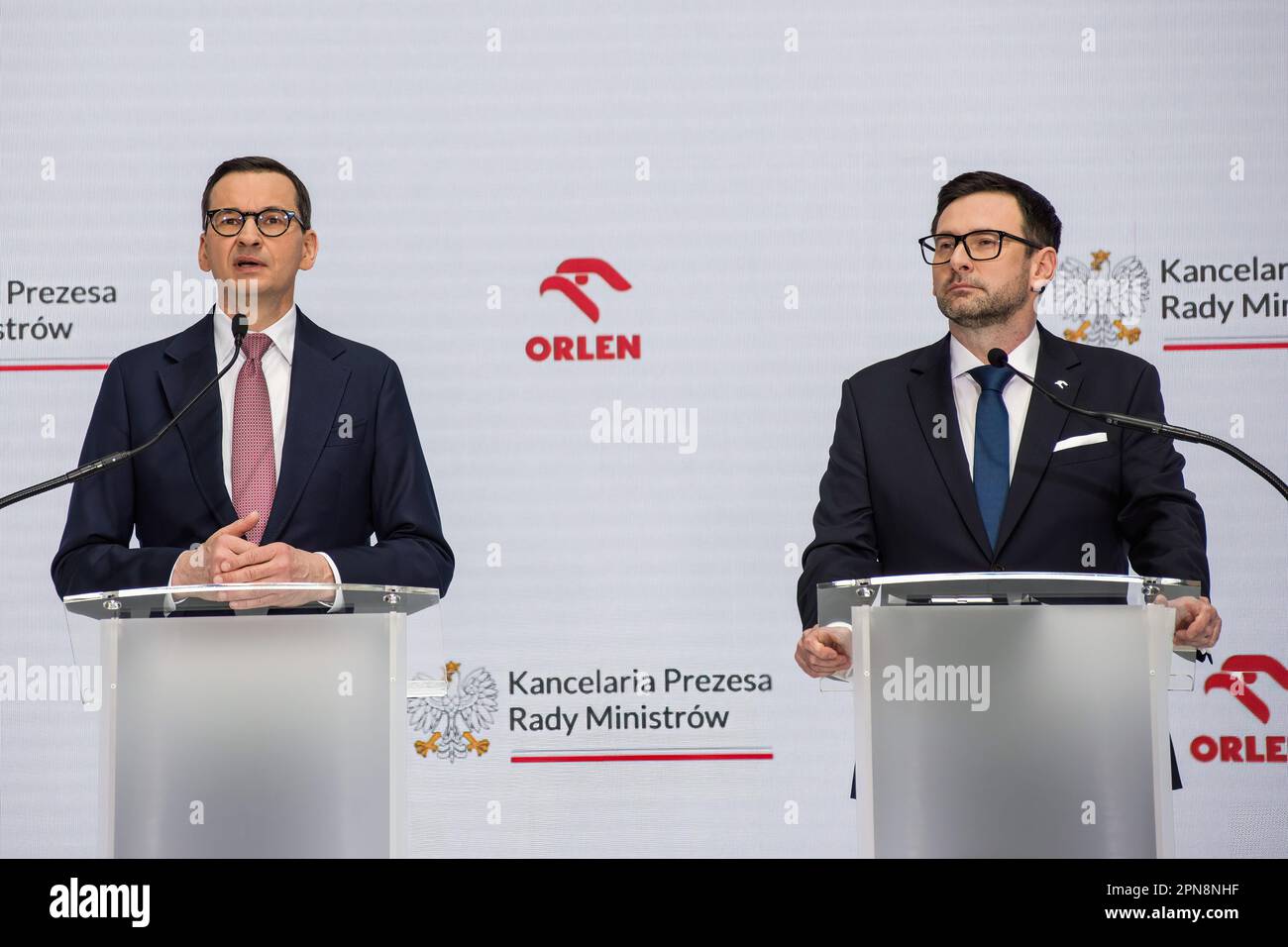 Ministerpräsident Mateusz Morawiecki (L) und Daniel Obajtek, Präsident ...