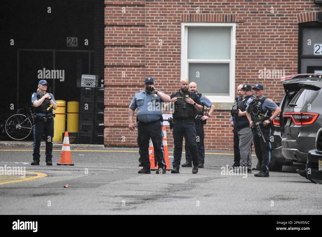 Ridgewood, Usa. 17. April 2023. Polizeibeamte stehen vor dem ...