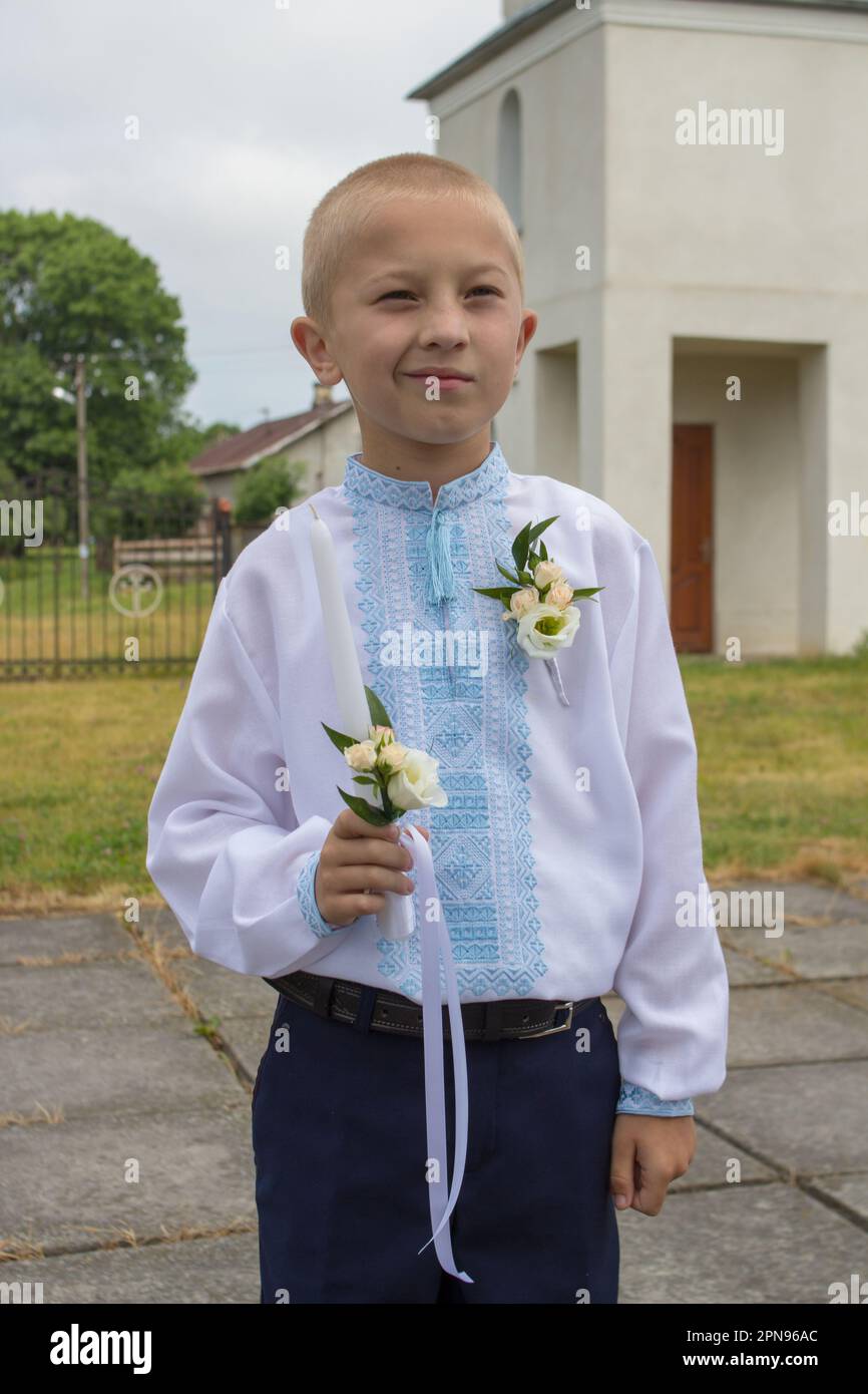 Junge mit erstkommunionskleid -Fotos und -Bildmaterial in hoher ...