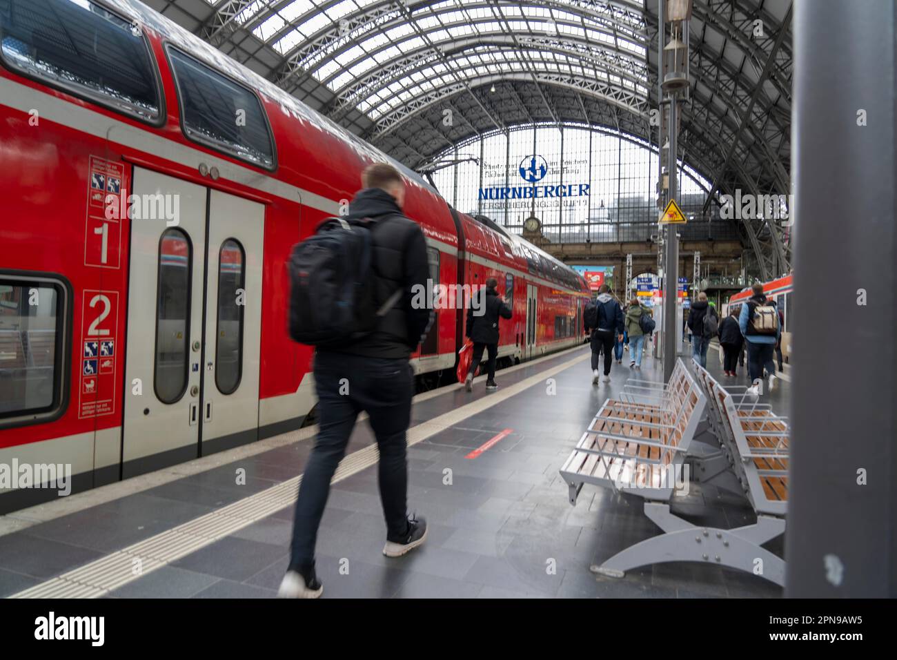Bahnsteig am Hauptbahnhof in Frankfurt am Main, Hessen, Deutschland ...