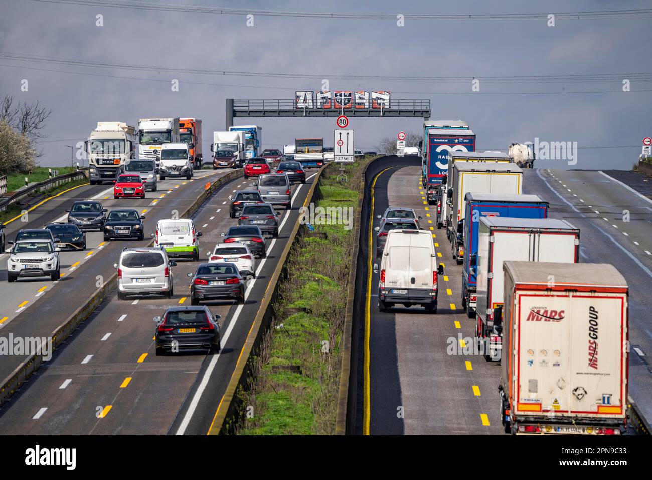 Autobahn A3 bei Flörsheim, Verengung der Fahrspuren aufgrund von ...