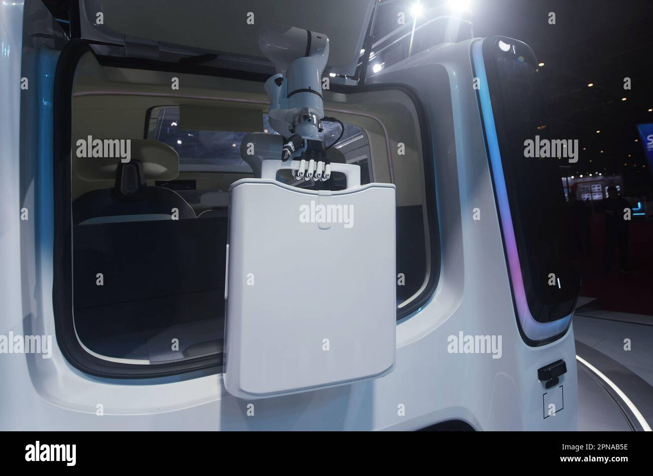 SHANGHAI, CHINA - 18. APRIL 2023 - ein Auto-Roboter namens Didi Neuron ...
