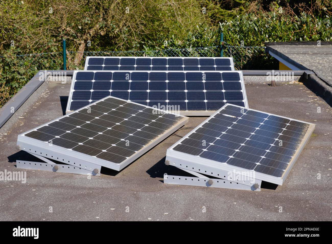 Photovoltaikanlage auf einem Garagendach, Balkonkraftwerk, Anschluss Voltaik, Solarpaneele ...