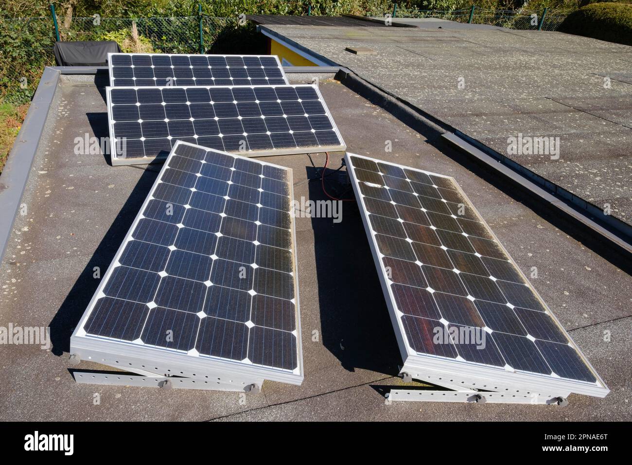 Photovoltaikanlage auf einem Garagendach, Balkonkraftwerk, Anschluss Voltaik, Solarpaneele ...