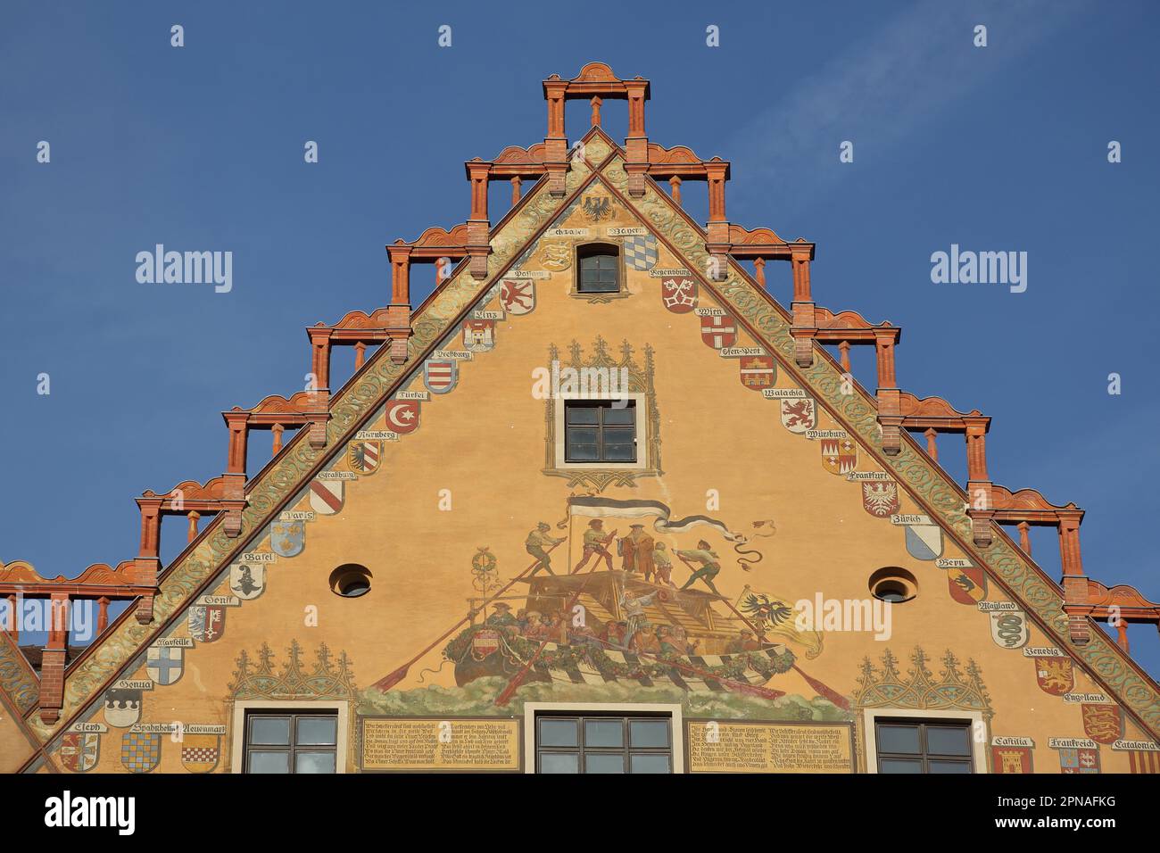 Kunstvoller Giebel mit Wandgemälde der historischen Ulmer Box und ...