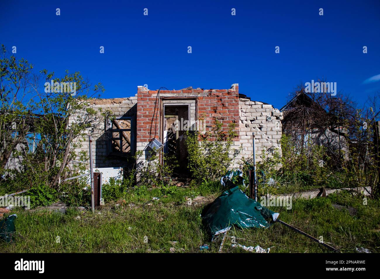 Zerstörte Häuser im Dorf Bohorodychne, Donesk Oblast. Die russische ...