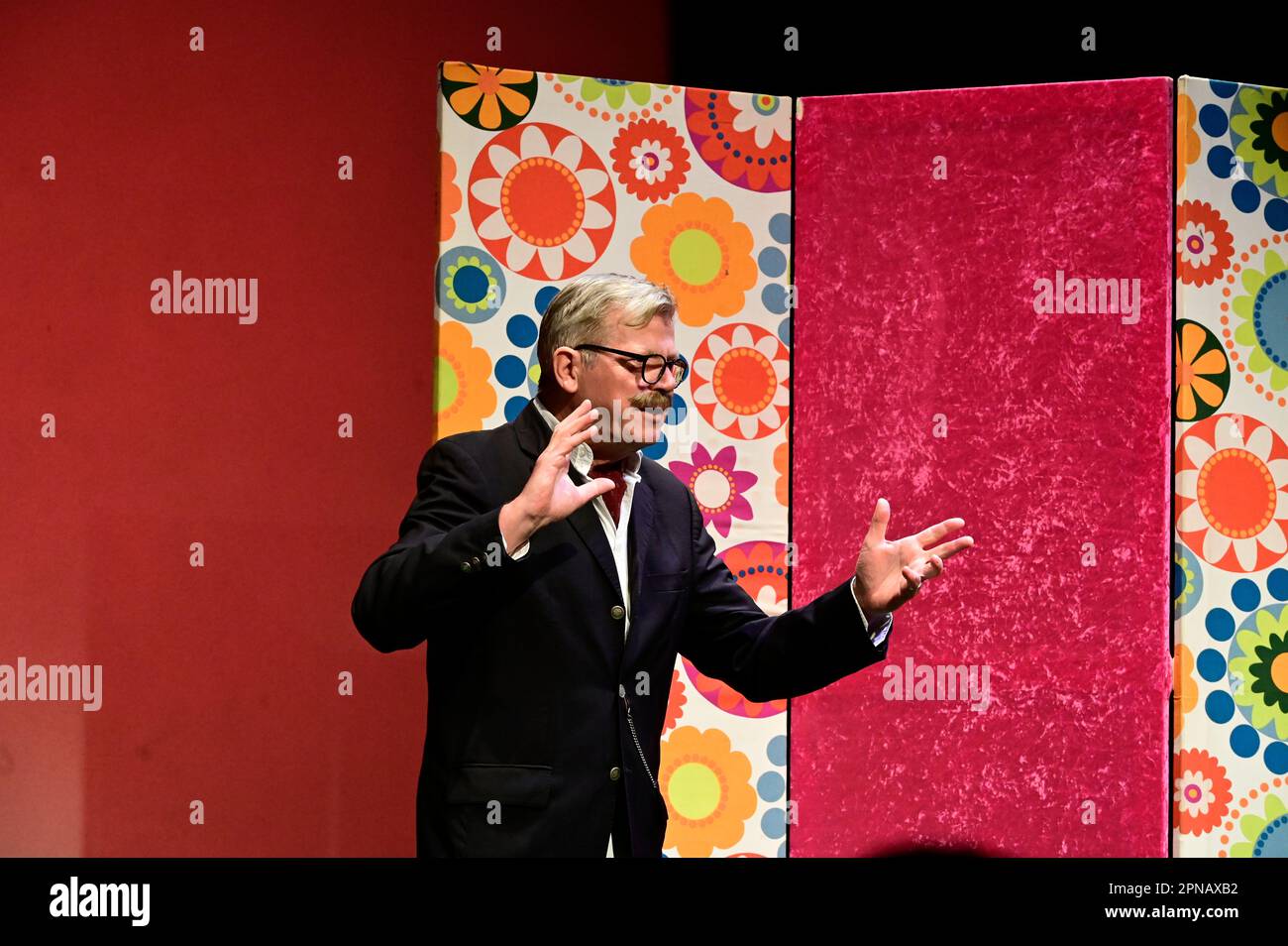 Carsten Linke in dem Bühnenstück HERRICHT & PREIL im HOPPEGARTEN von ...