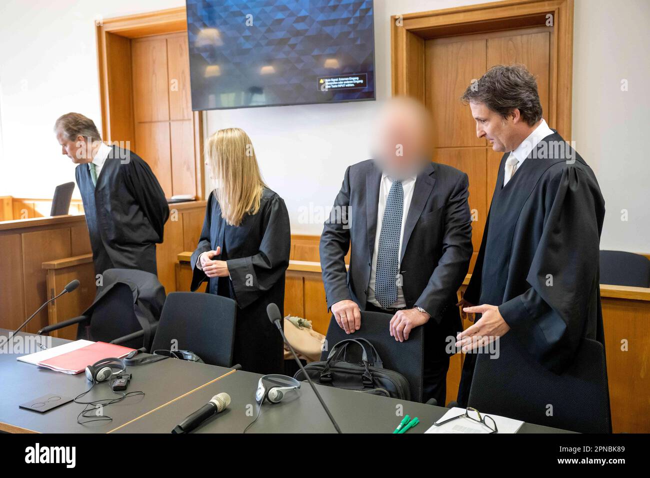 18. April 2023, Niedersachsen, Oldenburg: Der beschuldigte Treuhänder ...