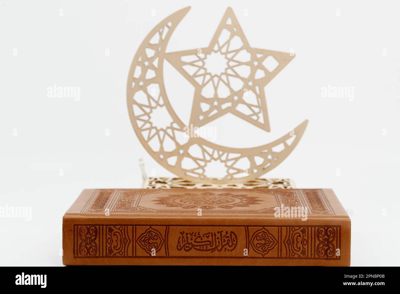 Heiliger Koran und Halbmond und Stern, Symbole des islamischen Glaubens ...