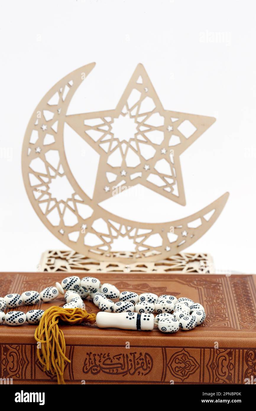 Heiliger Koran, Gebetsperlen und Halbmond und Stern, Symbole des ...