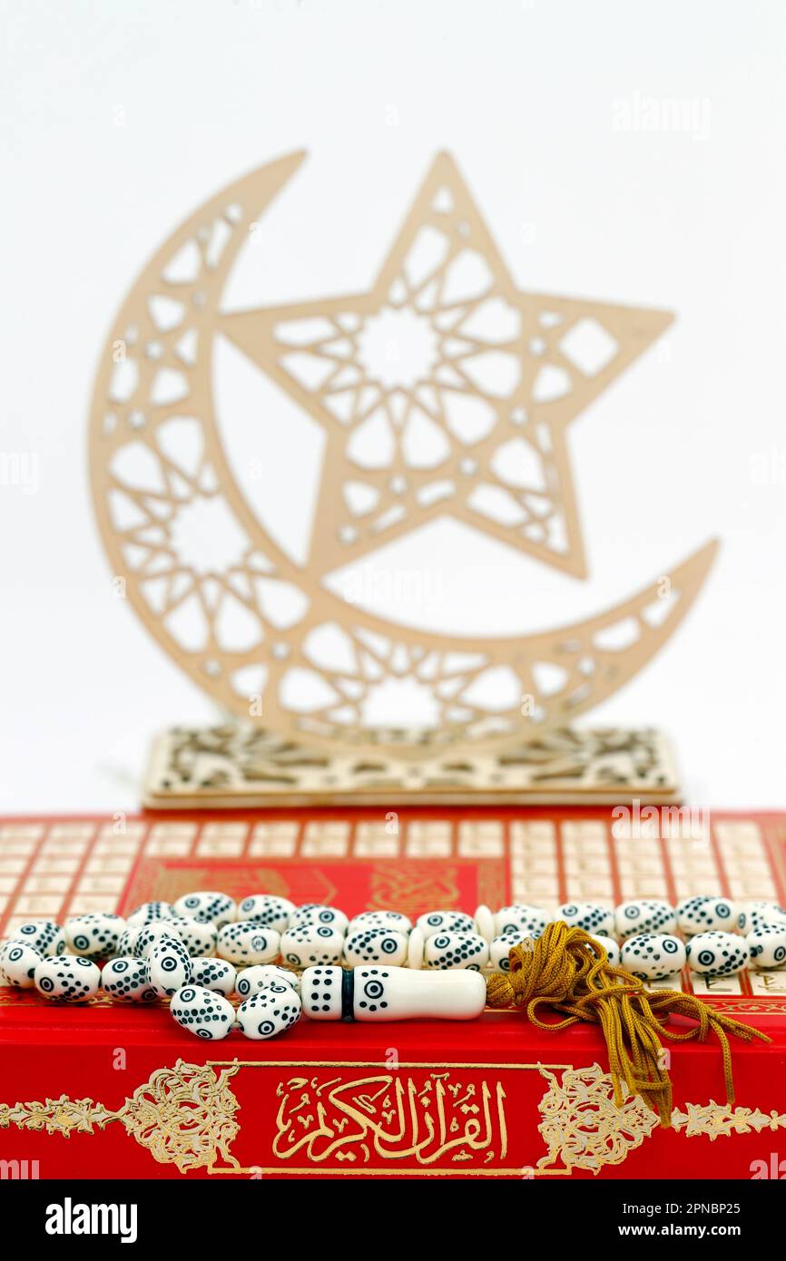Heiliger Koran, Gebetsperlen und Halbmond und Stern, Symbole des ...