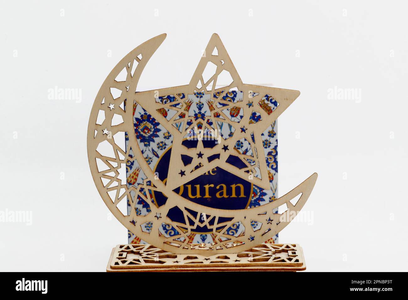 Heiliger Koran und Halbmond und Stern, Symbole des islamischen Glaubens ...