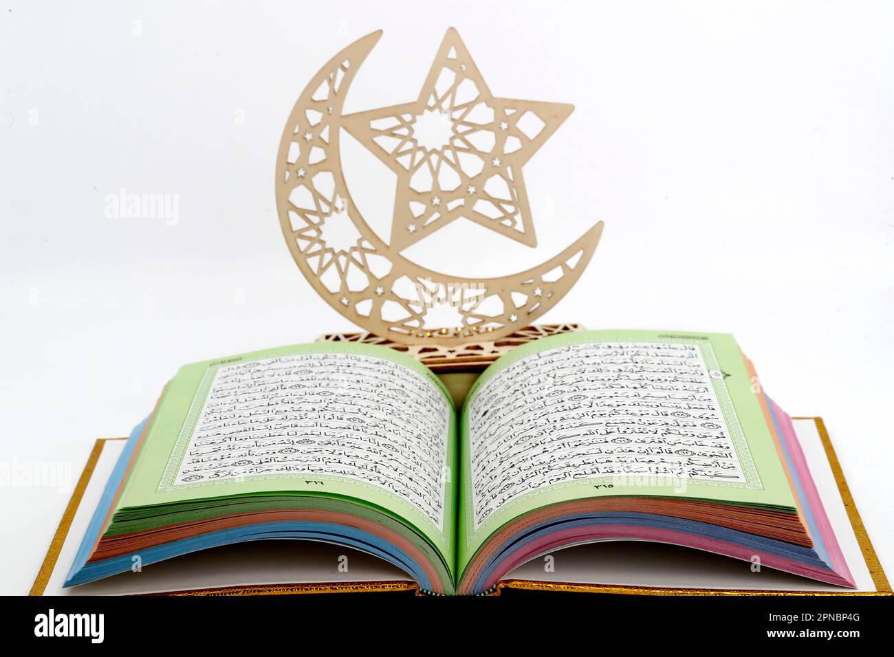 Offener heiliger Koran ( Kuran ) und Halbmond und Stern, Symbole des ...