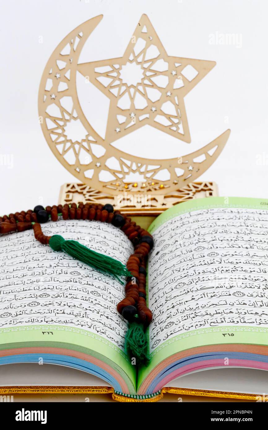 Heiliger Koran, Gebetsperlen und Halbmond und Stern, Symbole des ...