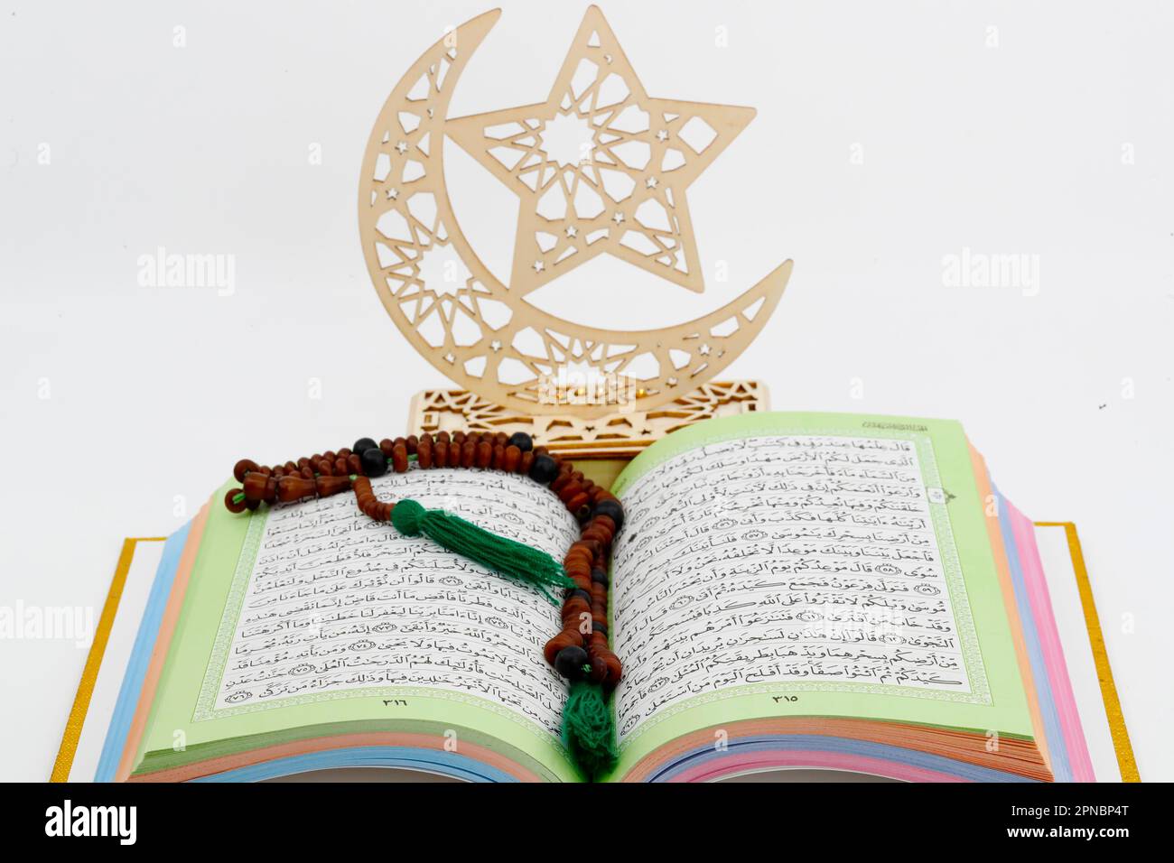 Heiliger Koran, Gebetsperlen und Halbmond und Stern, Symbole des ...