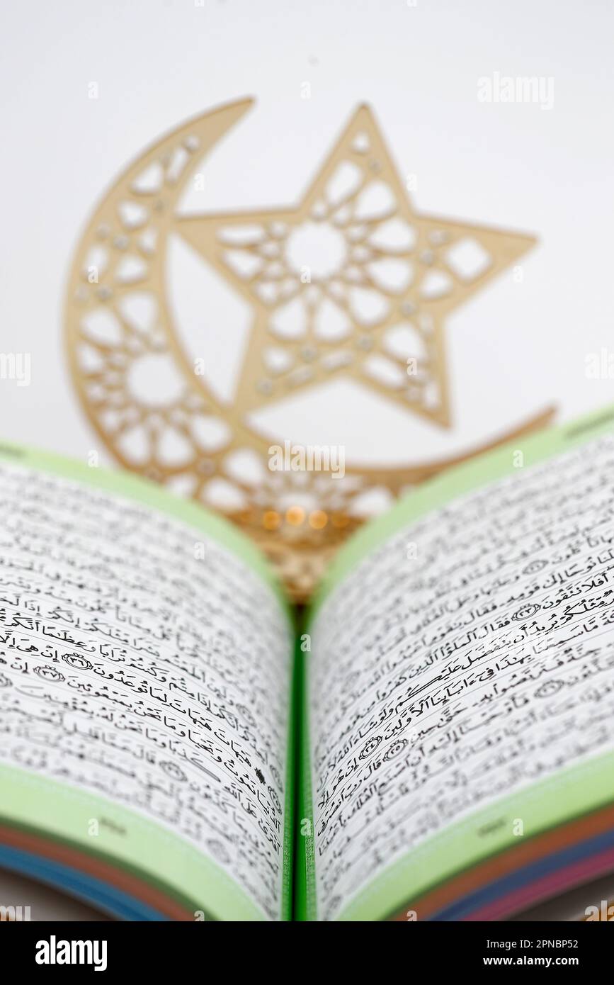 Offener heiliger Koran ( Kuran ) und Halbmond und Stern, Symbole des ...