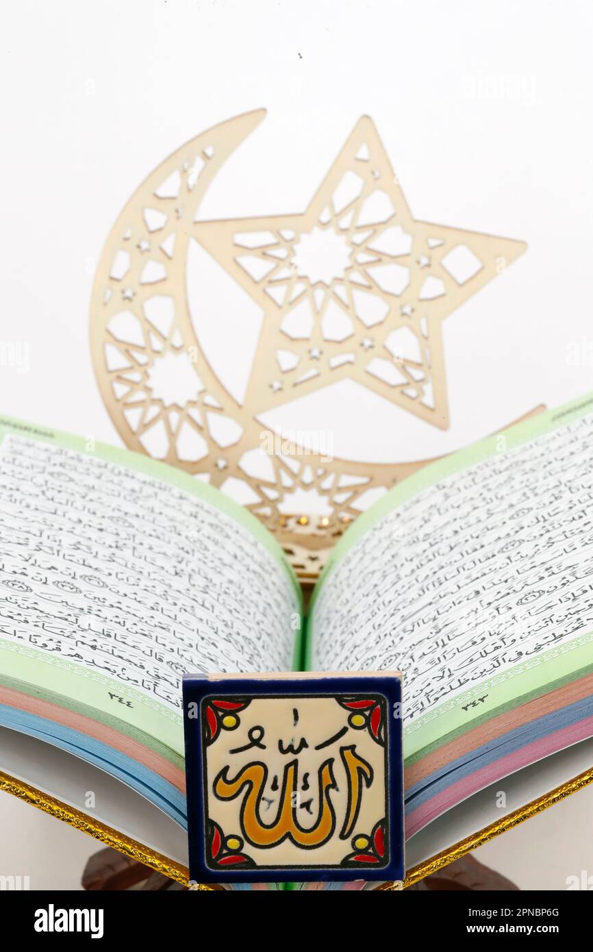Offener heiliger Koran ( Kuran ), Allah Kalligraphie und Halbmond und ...