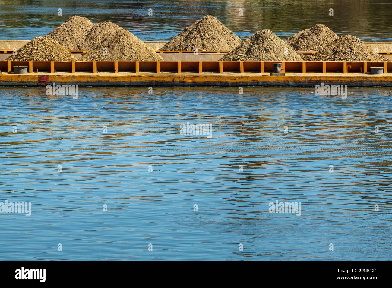 Boot mit flachem boden flussboot -Fotos und -Bildmaterial in hoher ...