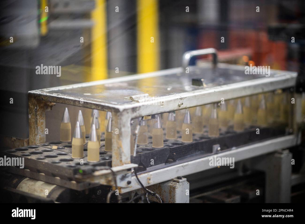 Dieses Foto zeigt das Innere der Nexter Arrowtech-Fabrik in der Nähe ...