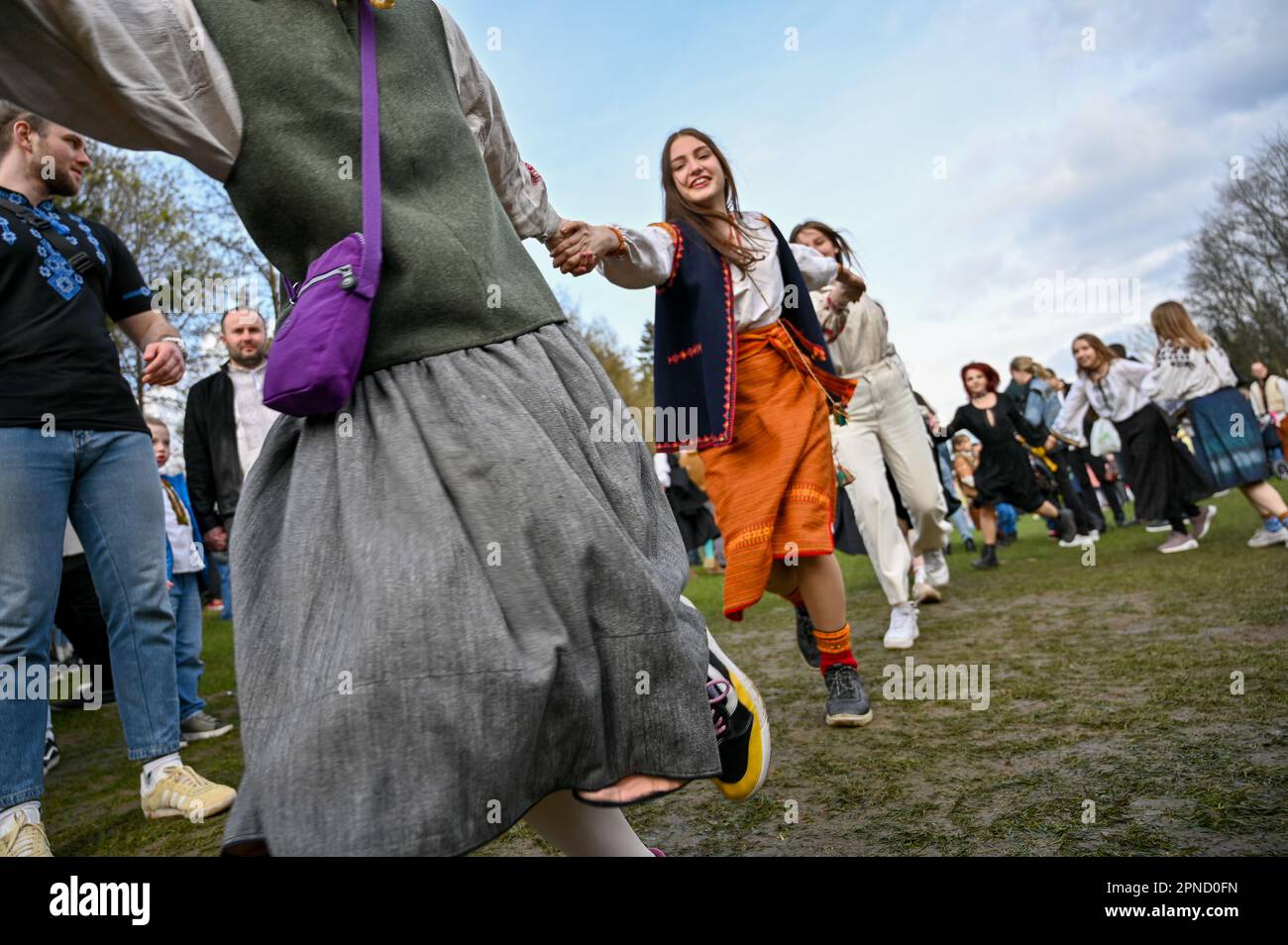 LEMBERG, UKRAINE - 16. APRIL 2023 - Menschen tanzen während der ...