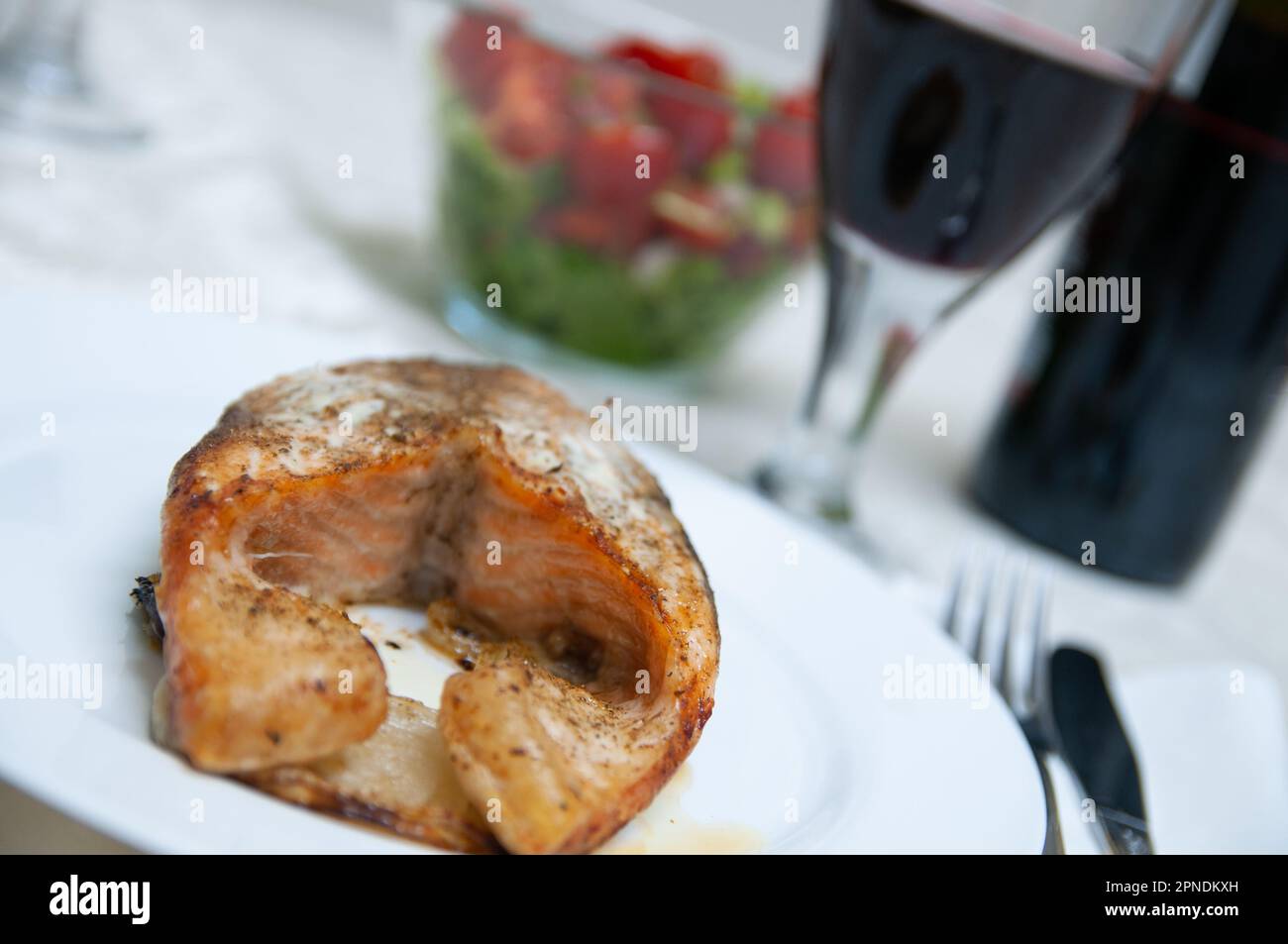 Fisch und wein -Fotos und -Bildmaterial in hoher Auflösung – Alamy
