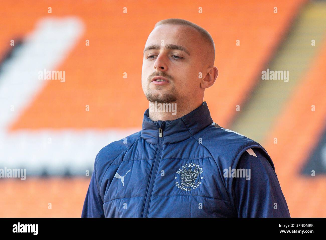 Lewis Fiorini #8 von Blackpool trifft vor dem Sky Bet Championship ...