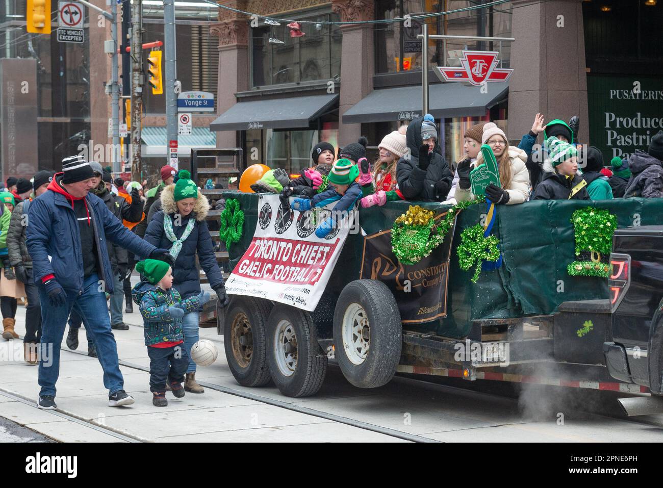 Toronto, ONTARIO, Kanada – 19. März 2023: Besucher nehmen an der St. Patrick's Day Parade im ...