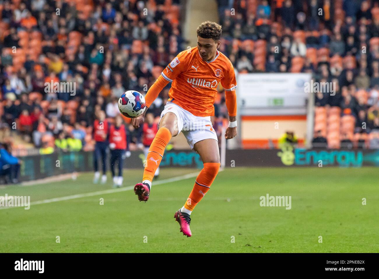 Morgan Rogers #25 von Blackpool kontrolliert den Ball während des Sky ...