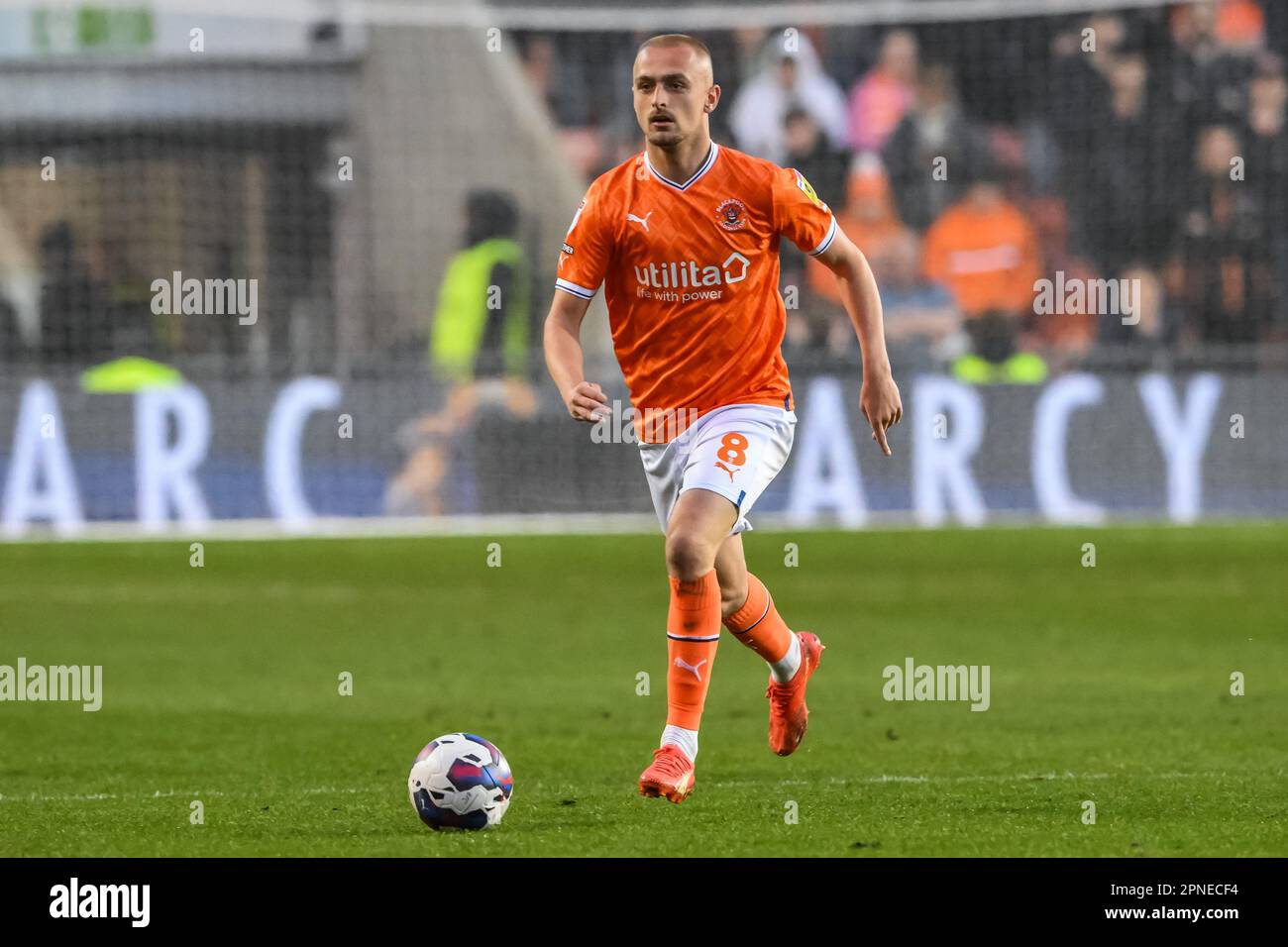 Lewis Fiorini #8 von Blackpool legt beim Sky Bet Championship-Spiel ...