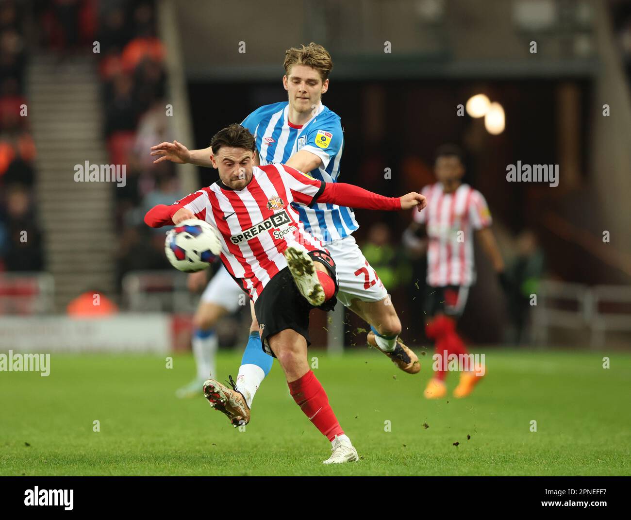 Jack Rudoni (R) von Huddersfield Town in Aktion mit Patrick Roberts aus ...