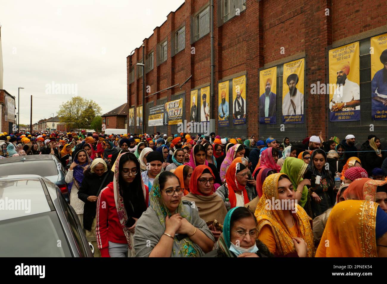 Prozession durch die Straßen von Derby hinter dem Sri Guru Granth Sahib ...