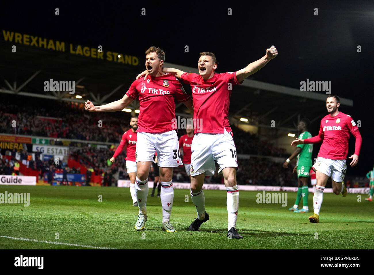 James Jones (links) von Wrexham feiert mit seinem Teamkollegen Paul ...