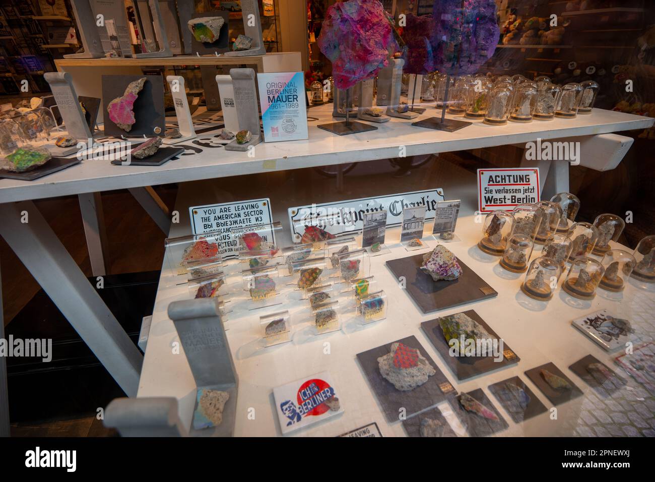 Souvenir shop checkpoint charlie berlin -Fotos und -Bildmaterial in ...