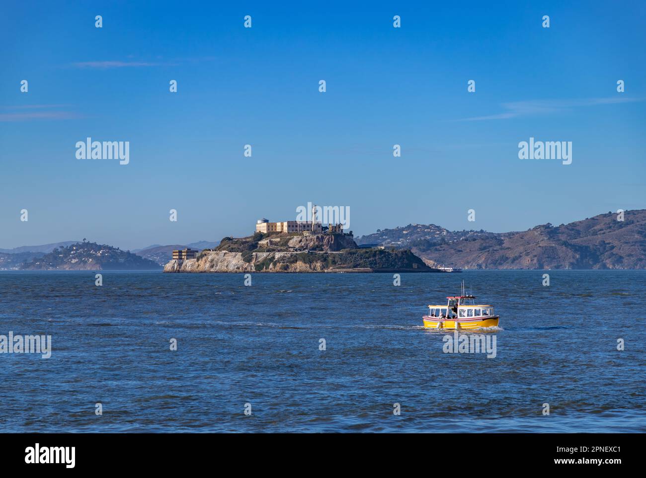 Ein Bild von der Insel Alcatraz und der umliegenden Bucht von San ...
