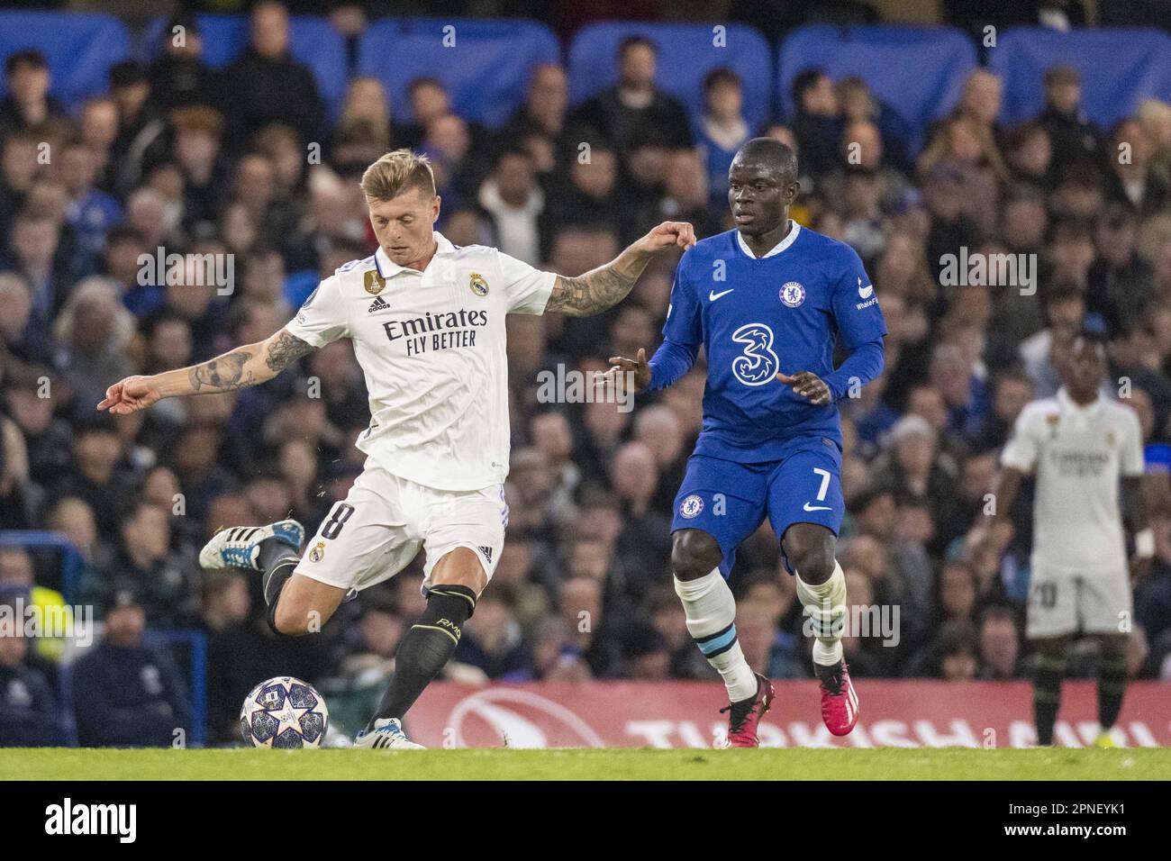 Toni Kroos von Real Madrid und N'Kolo Kante von Chelsea während des ...