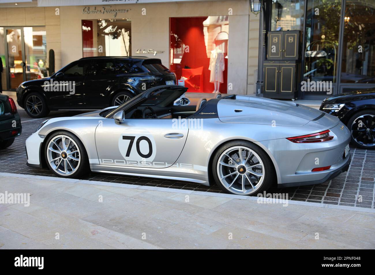 Side view classic white porsche -Fotos und -Bildmaterial in hoher ...