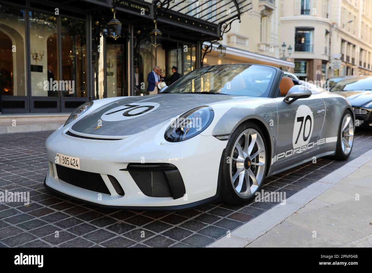 Monte-Carlo, Monaco - 16. April 2023: Markanter grau-weißer Porsche ...