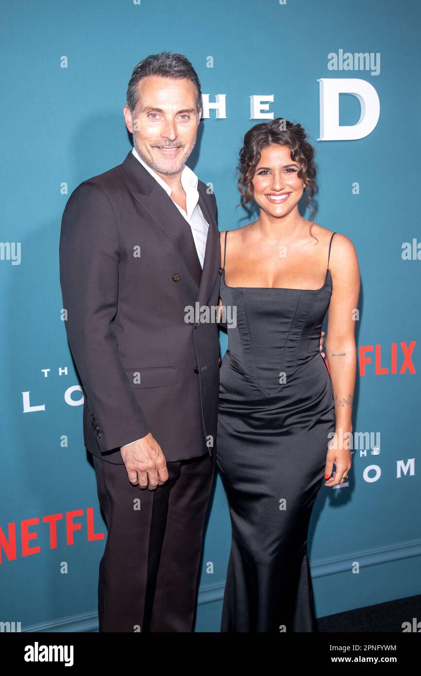 NEW YORK, NEW YORK - 18. APRIL: Rufus Sewell und Vivian Benitez ...