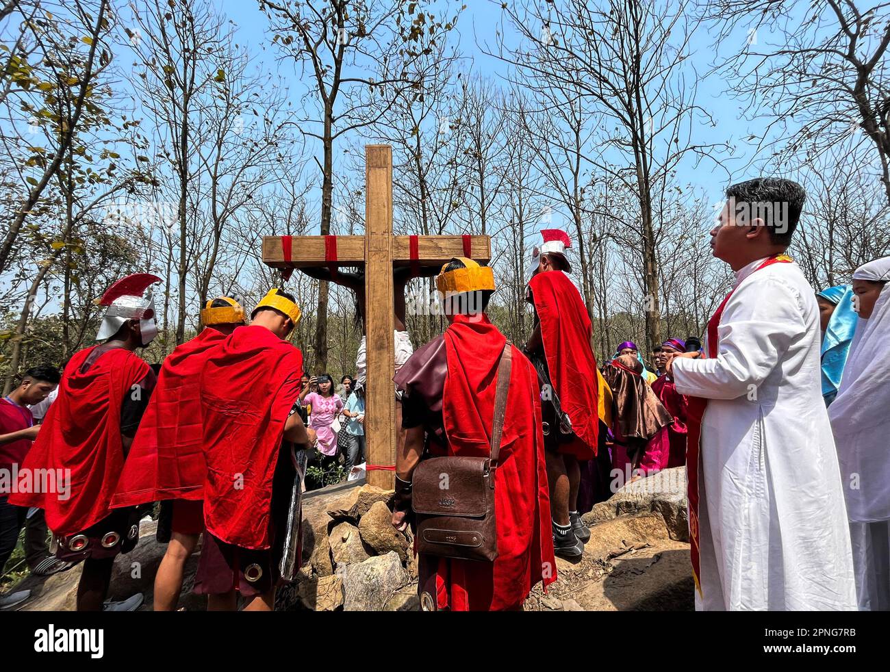 GUWAHATI, INDIEN, 7. APRIL: Indischer Christ während der jährlichen Karfreitagsprozession, um ...