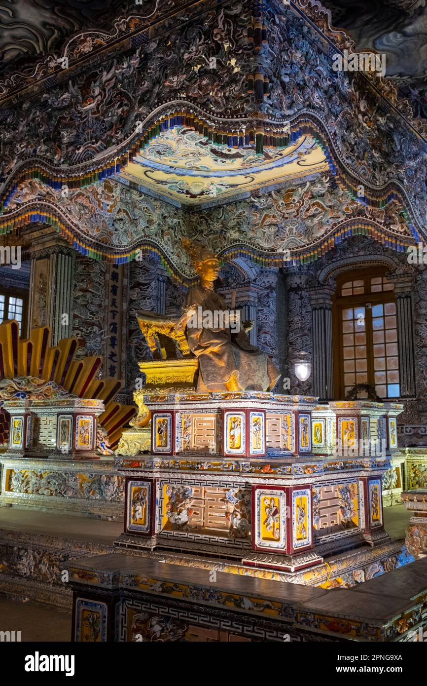 Vietnam: Statue von Kaiser Khai Dinh im Khai Thanh Palast, Grab von ...