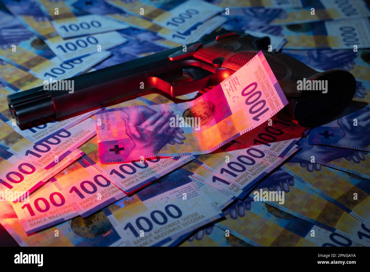 Elegante halbautomatische 9mm-Pistole mit Schweizer Helvetia-Symbol auf ...