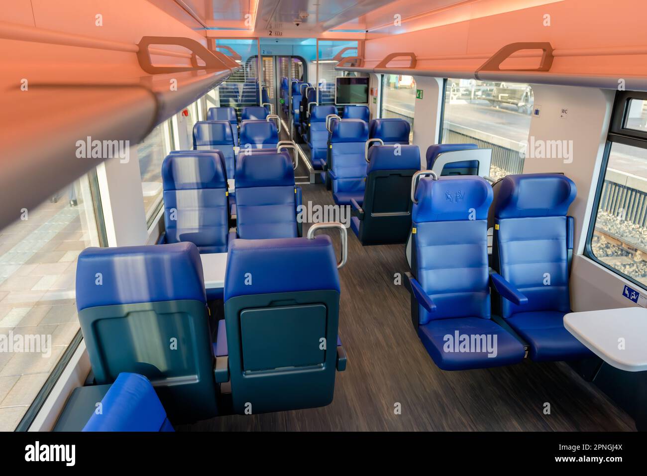 ROTTERDAM - Intercity New Generation (ICNG) im Zentrum von Rotterdam ...