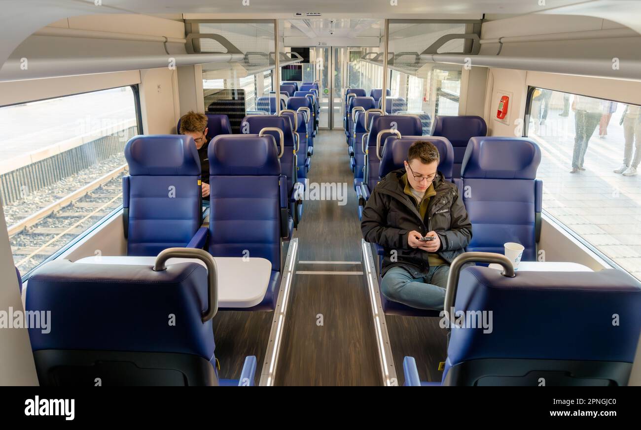 ROTTERDAM - Intercity New Generation (ICNG) im Zentrum von Rotterdam ...