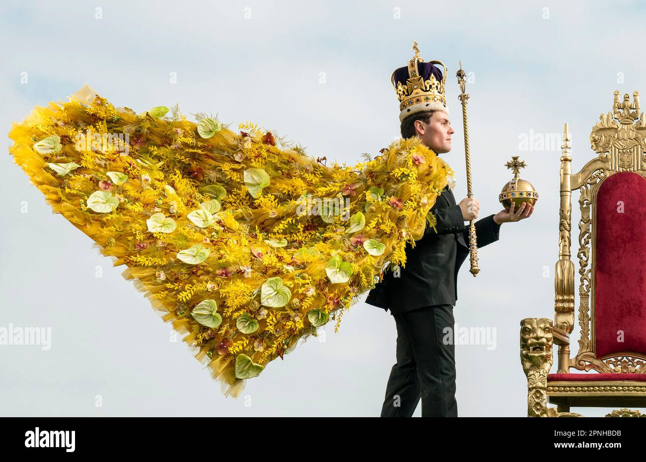 Rupert North trägt einen majestätischen Bademantel, der aus einer Reihe ...