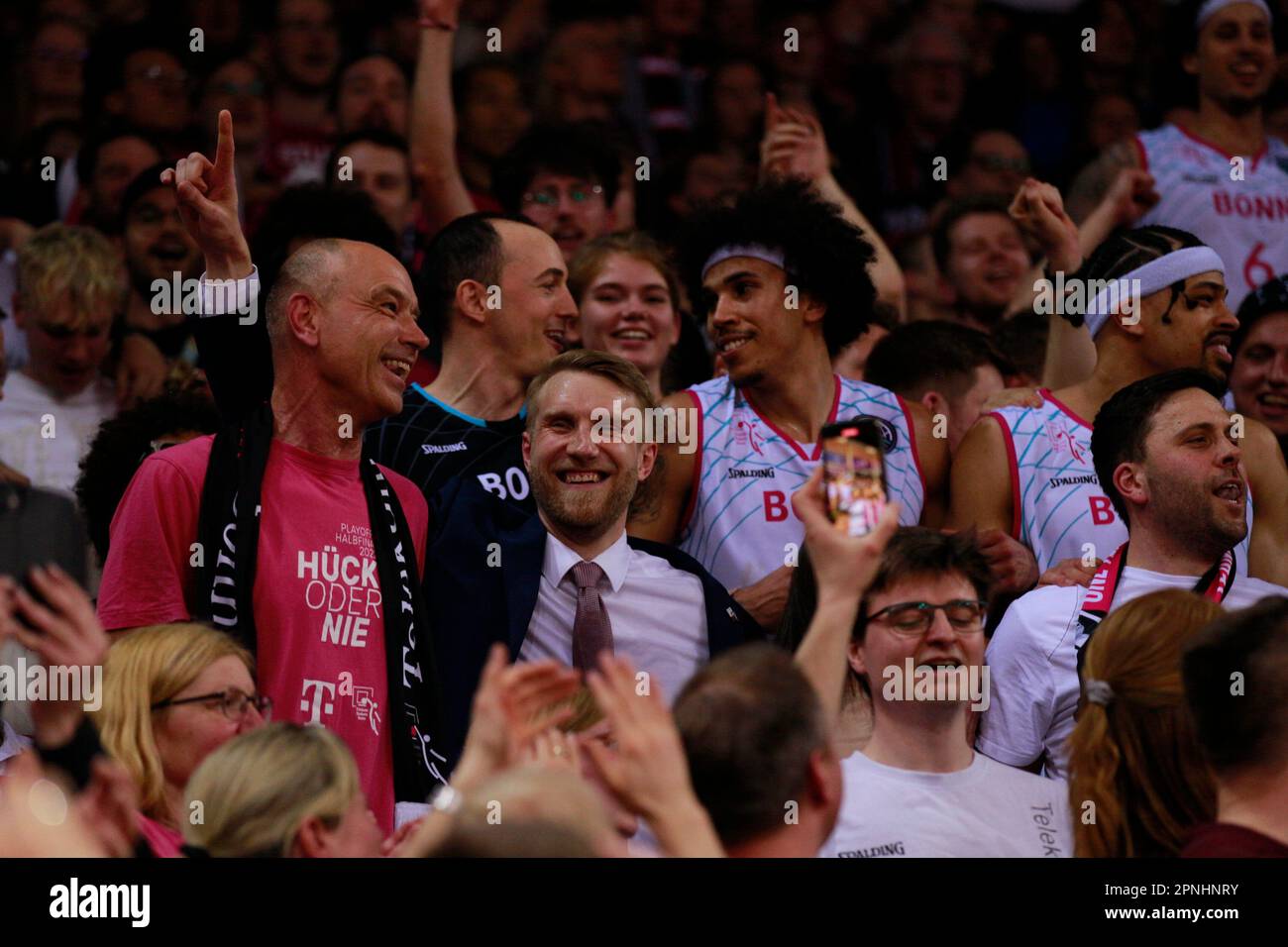 Bonn, Deutschland. 18. April 2023. Cheftrainer Tuomas IISALO (BON, mi ...