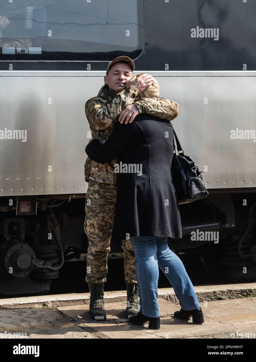 Nach langer Zeit am Bahnhof in Kramatorsk sieht man einen Militärbeamten, der seinen Schatz ...